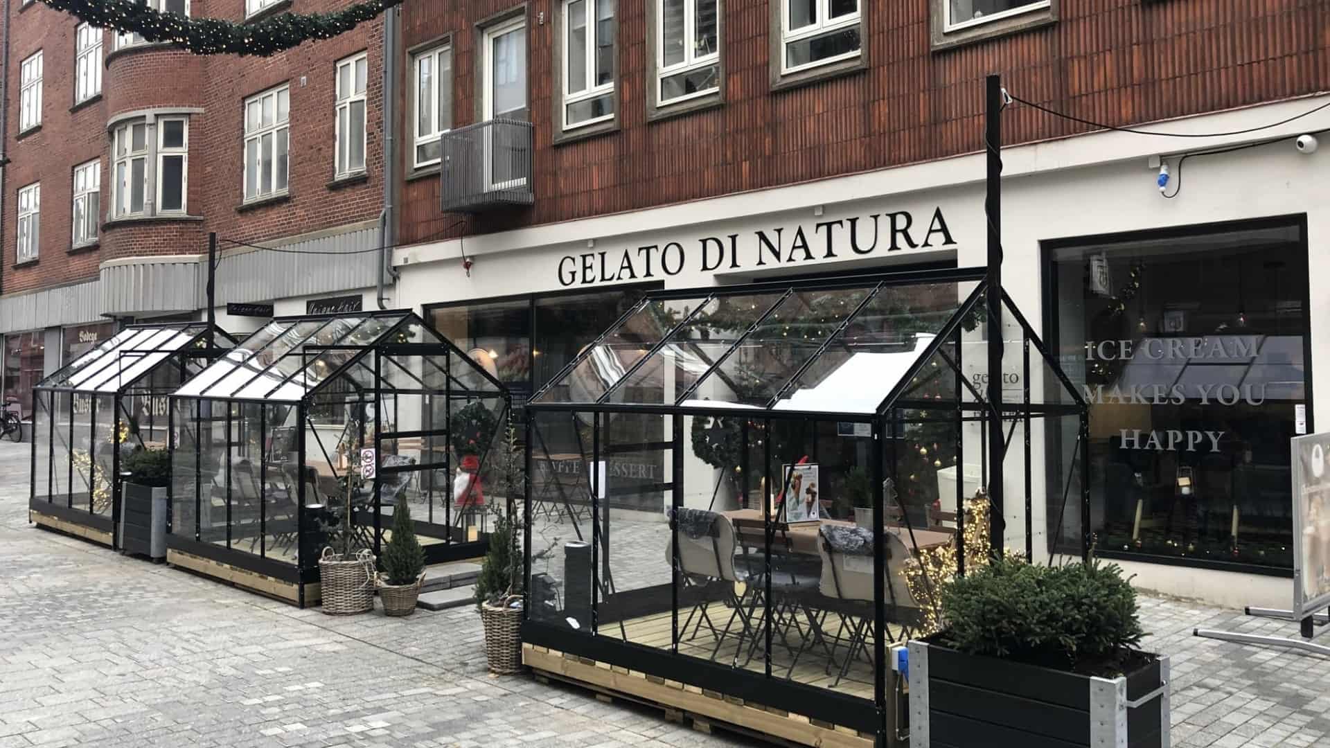 Genåbnet natteliv giver hærværk mod fine glashuse: Fulde folk fester og ...