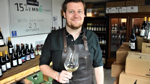 Simon låner barndomshjemmet til at sælge vin | ugeavisen.dk