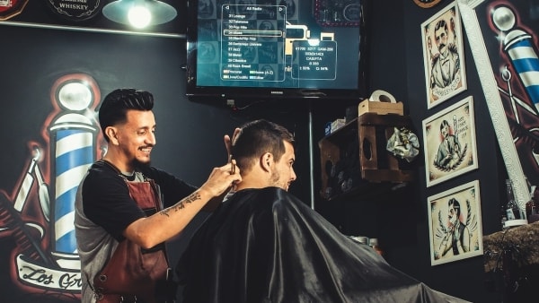 Frisørernes hemmeligheder – de får os både i godt humør og giver os en ...