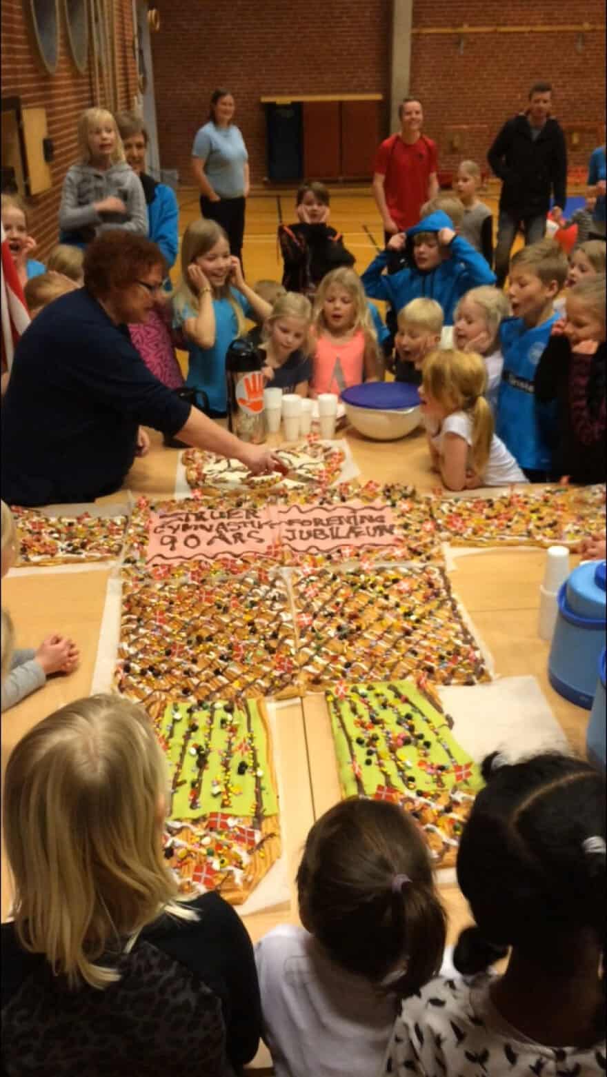 90 års fødselsdag med kage og fri leg | ugeavisen.dk