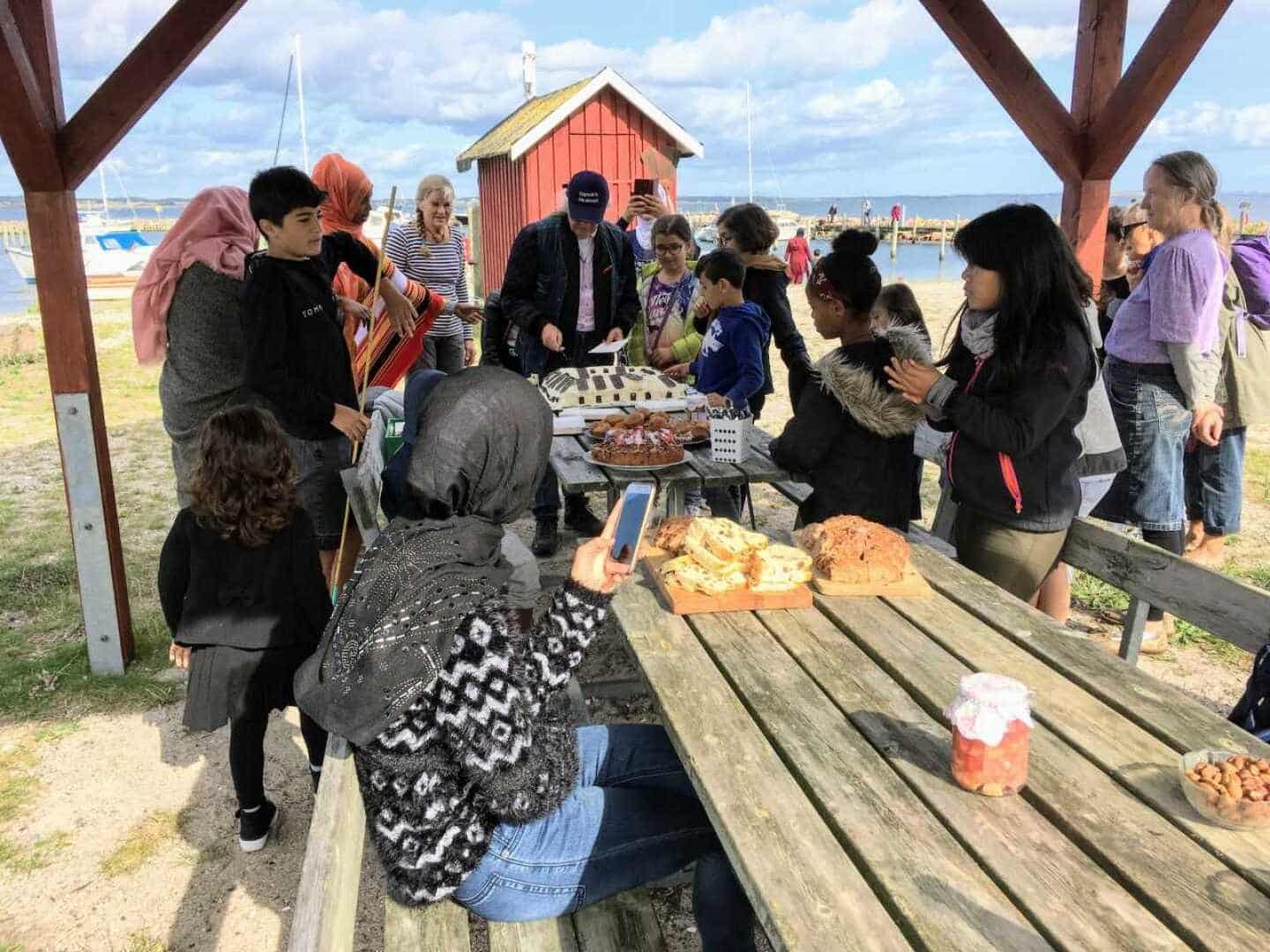 Avernakø-beboere viste flygtninge rundt på øen | ugeavisen.dk