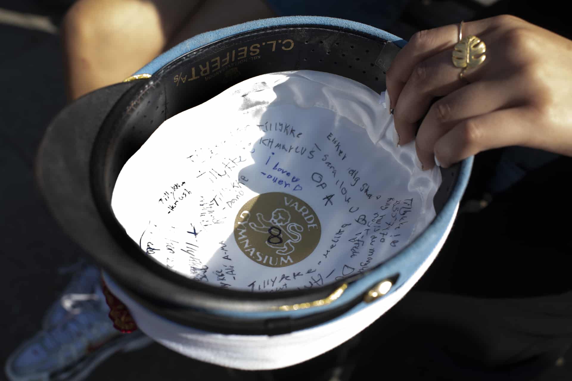 De festede så højt at politiet kom – og skrev en hilsen i studenterhuen ...