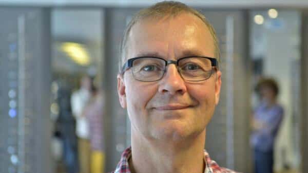 Jan Mathiasen præsenterer ny kontaktlinse i verdens tyndeste pakning ...