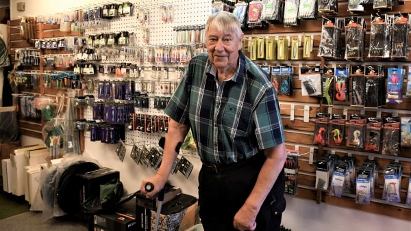 79-årige Johan lukkede sin jagt- og fiskeributik efter 50 år: - Jeg ... 79-årige Johan lukkede sin jagt- og fiskeributik efter 50 år: - Jeg ...