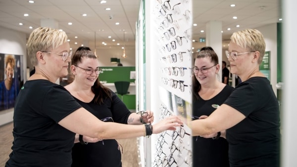 Butik har fået en trivsels-pris: Det er ok at blande sig i kollegaens ...