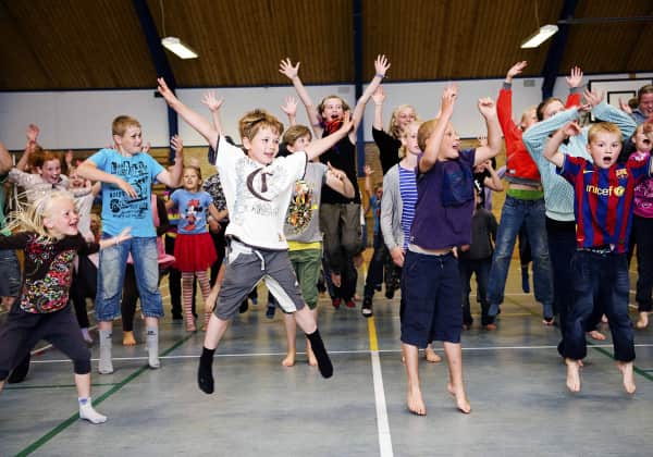 97 elever sagde farvel til skolen hånd-i-hånd | jv.dk