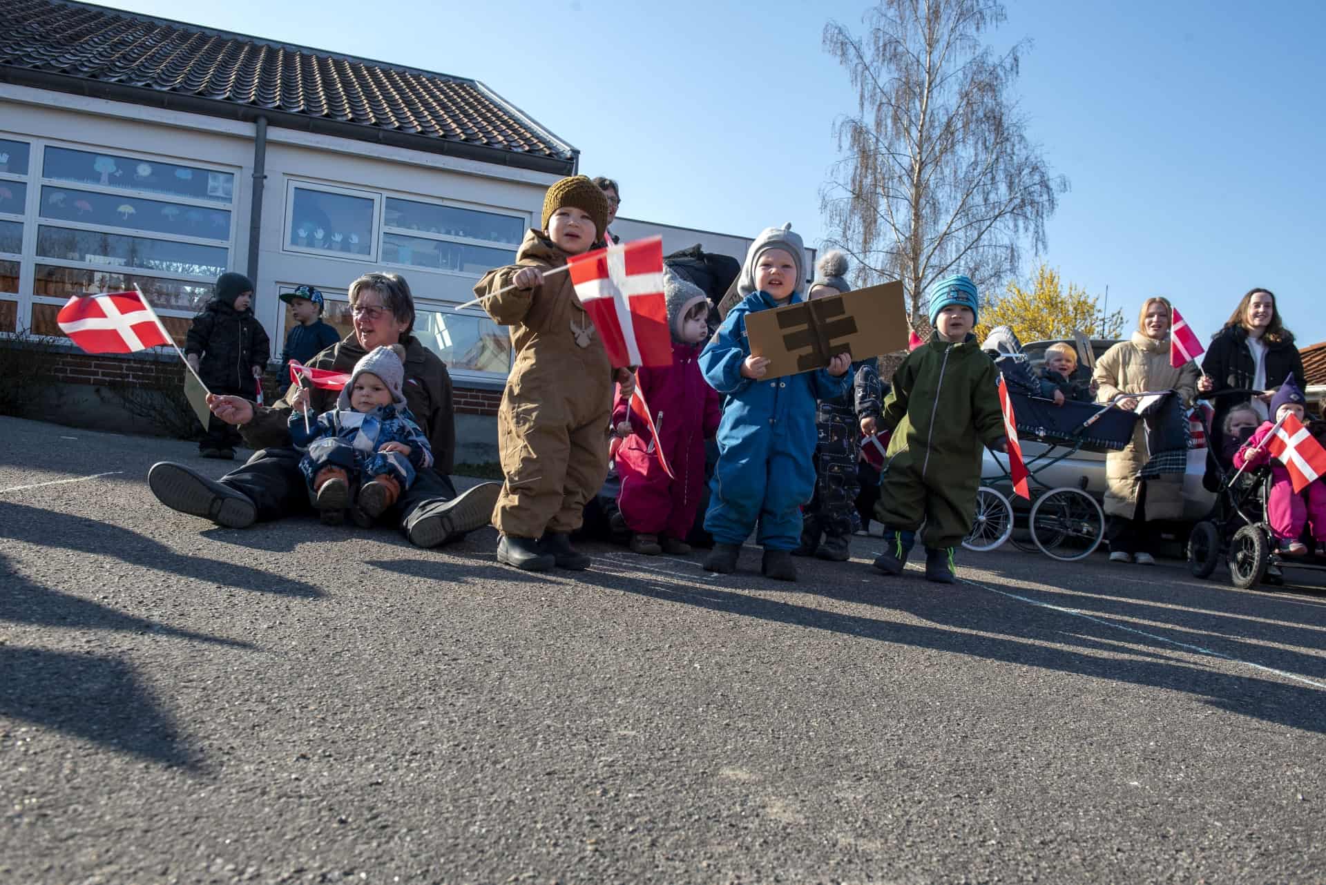 100 års fødselsdag blev fejret af vuggestuebørn: Carl er stadig rask og ...