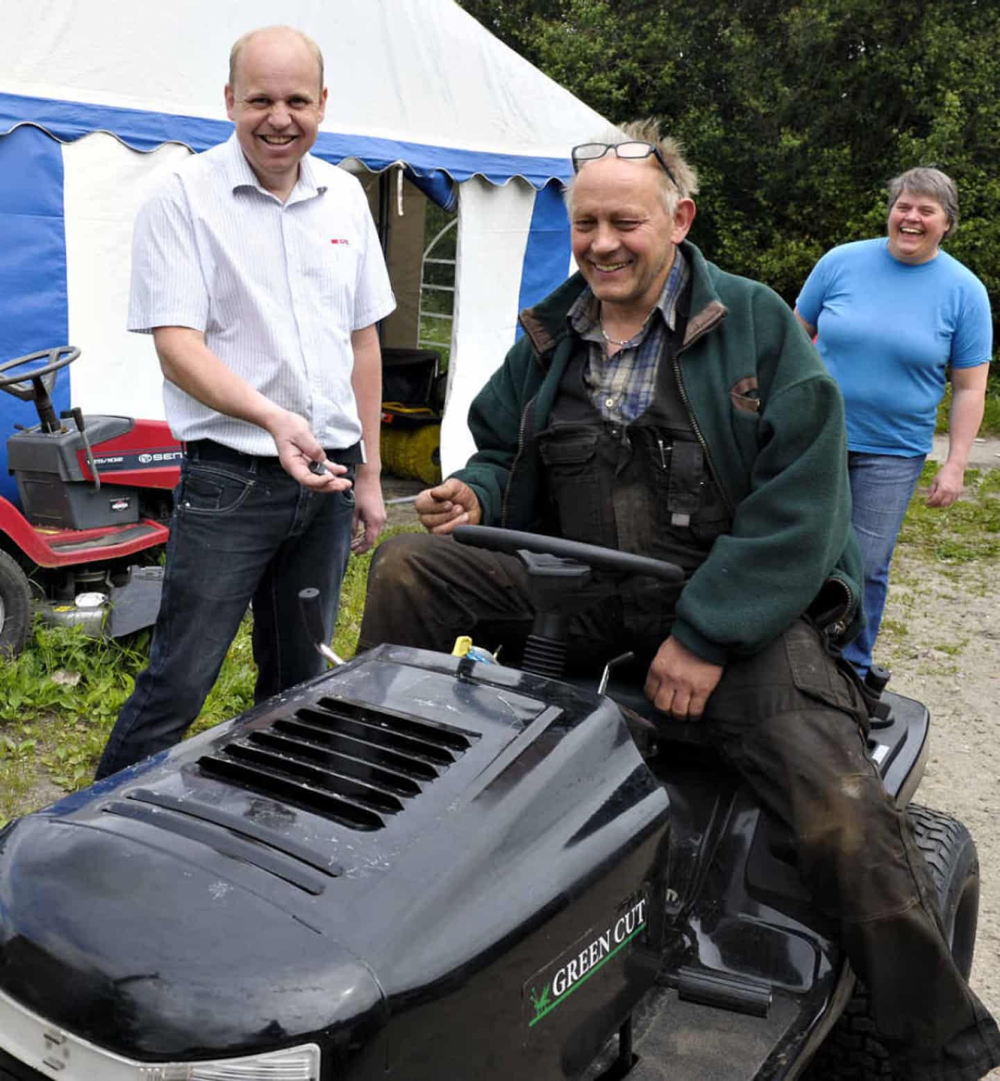 Nu kan de slå græsset... | jv.dk