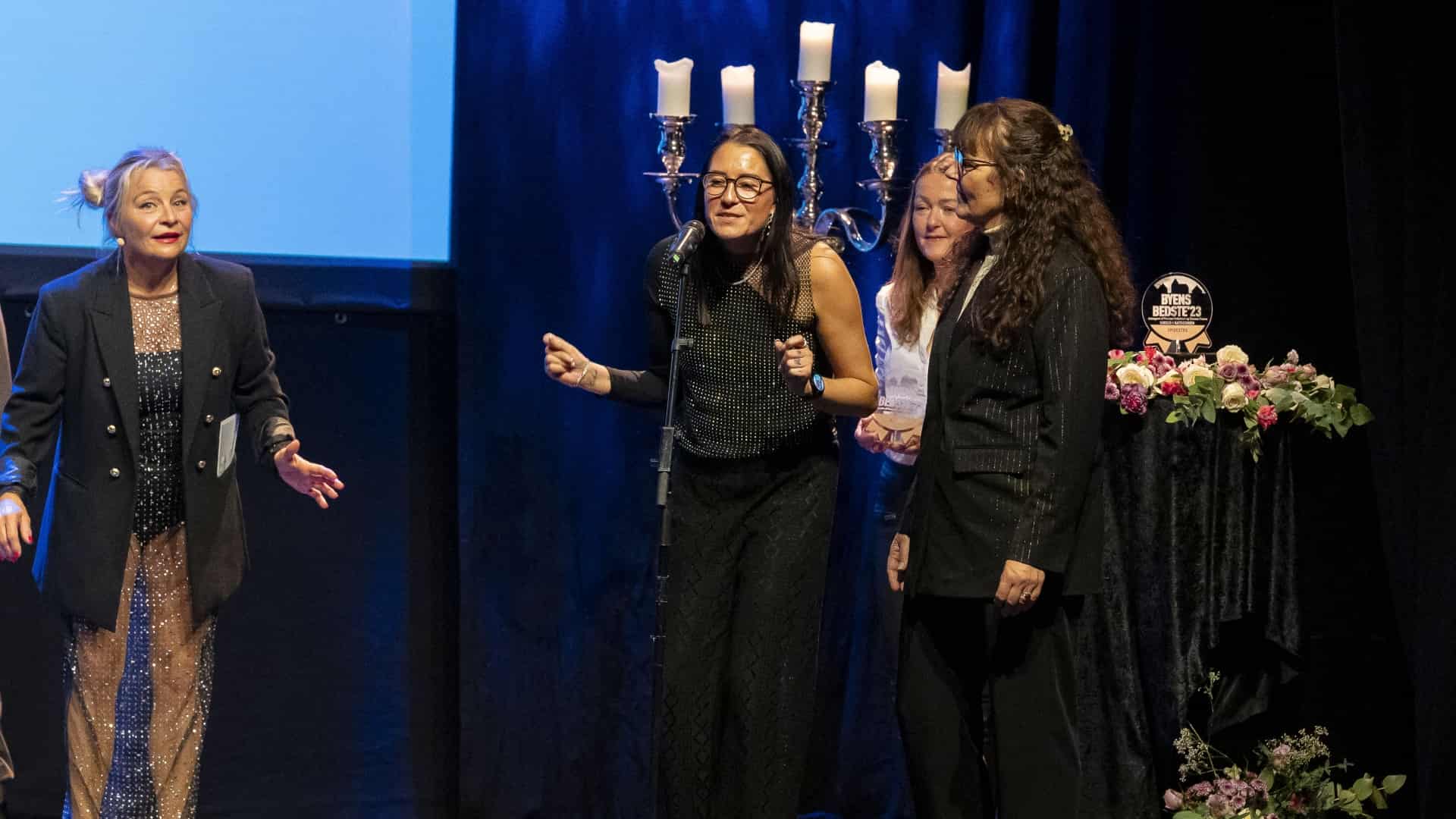 Bifaldet bragede, og det fik flere til at bryde ud i sang fra scenen ...