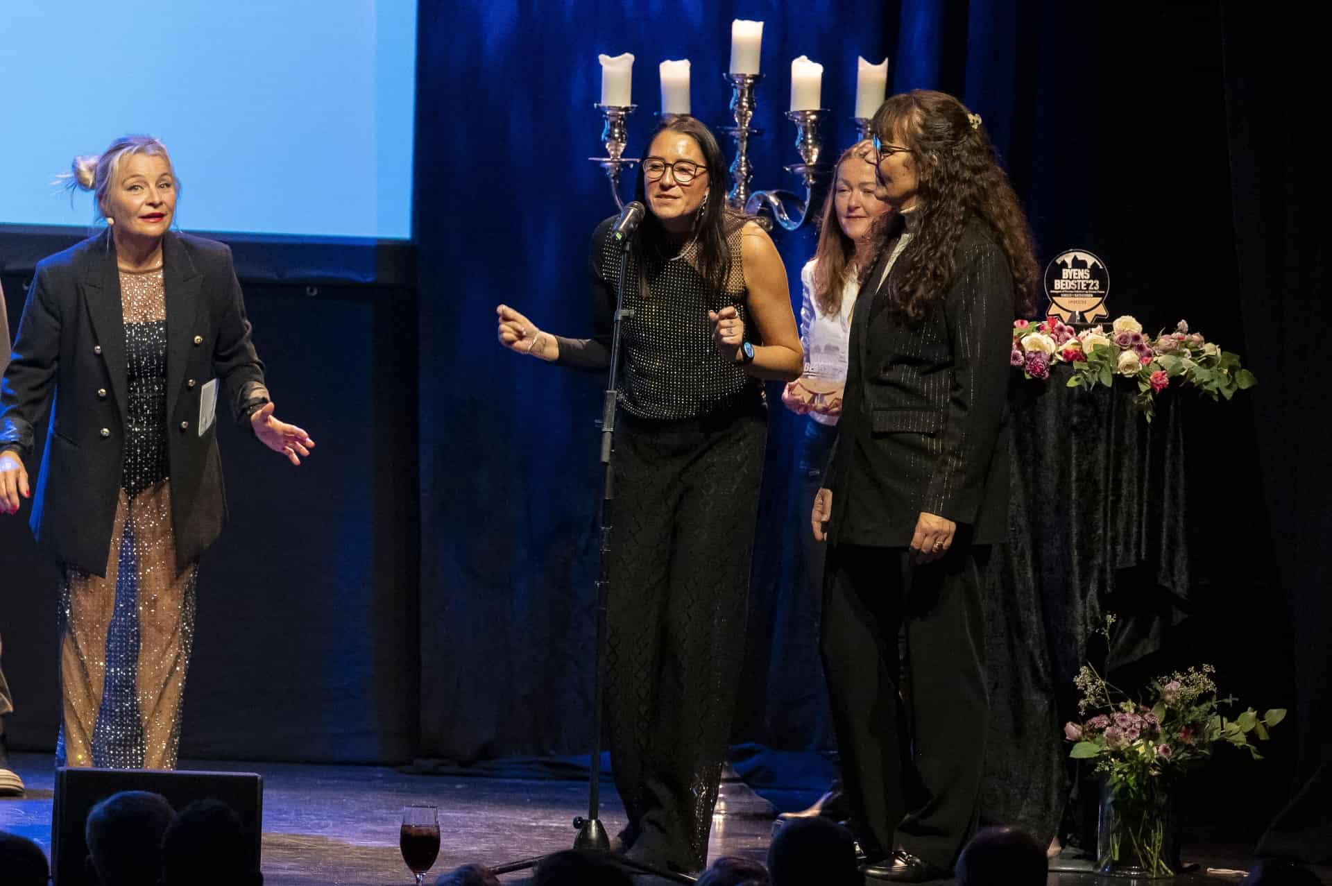 Bifaldet bragede, og det fik flere til at bryde ud i sang fra scenen ...