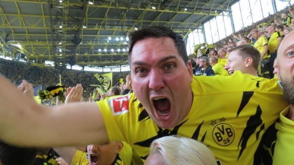 Tag med til fodbold på den vildeste tribune i Europa: Galskab på den ...