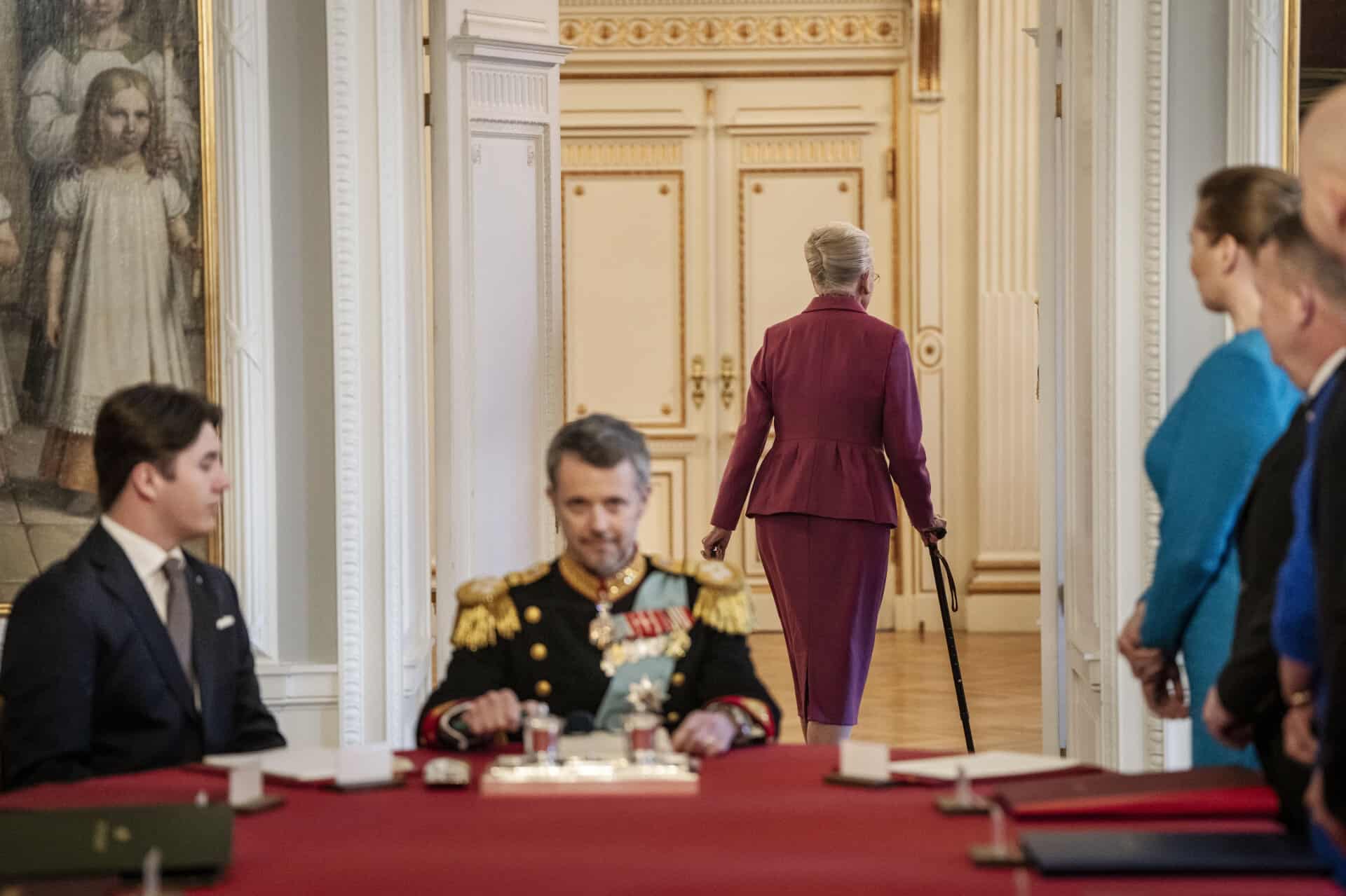 Dronningens skriftlige farvel skal gemmes to forskellige steder | frdb.dk