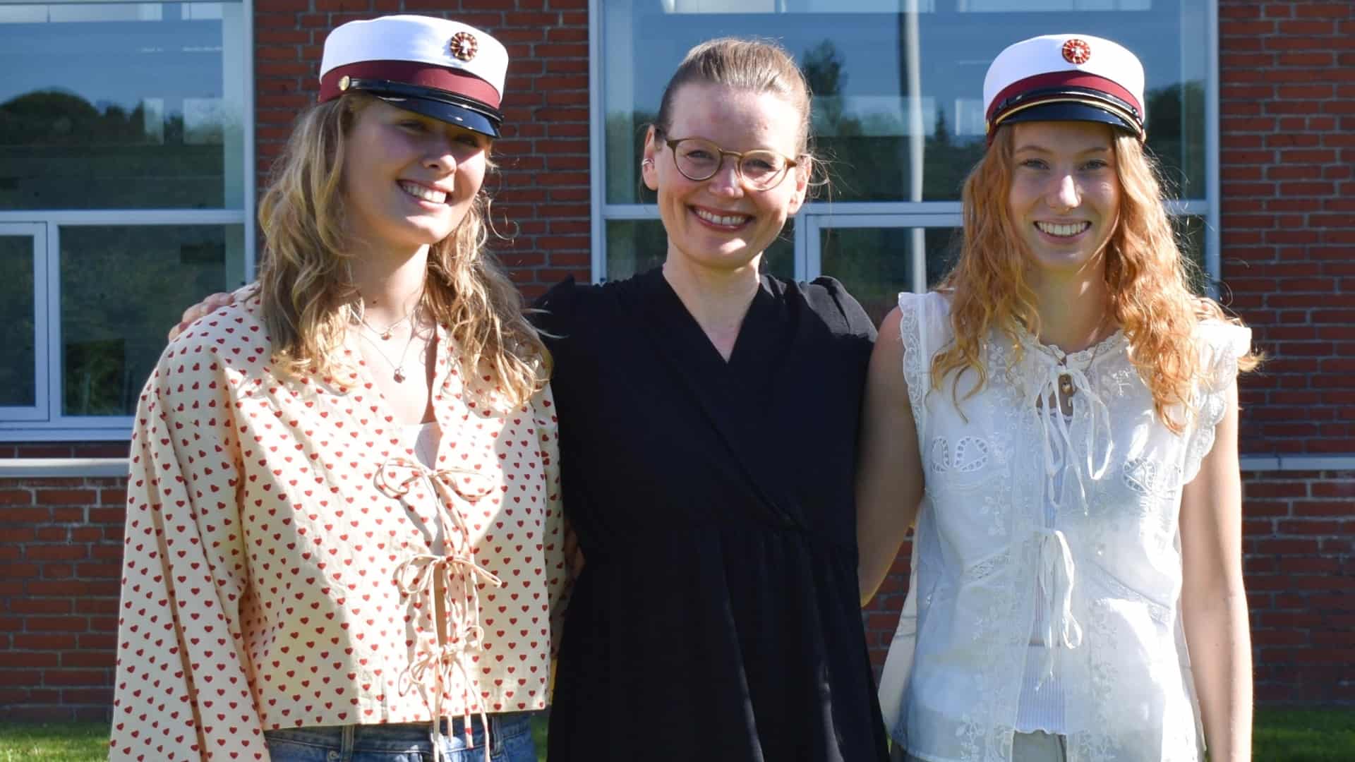 Nu springer de ud: Årets første studenter hejser flaget | ugeavisen.dk