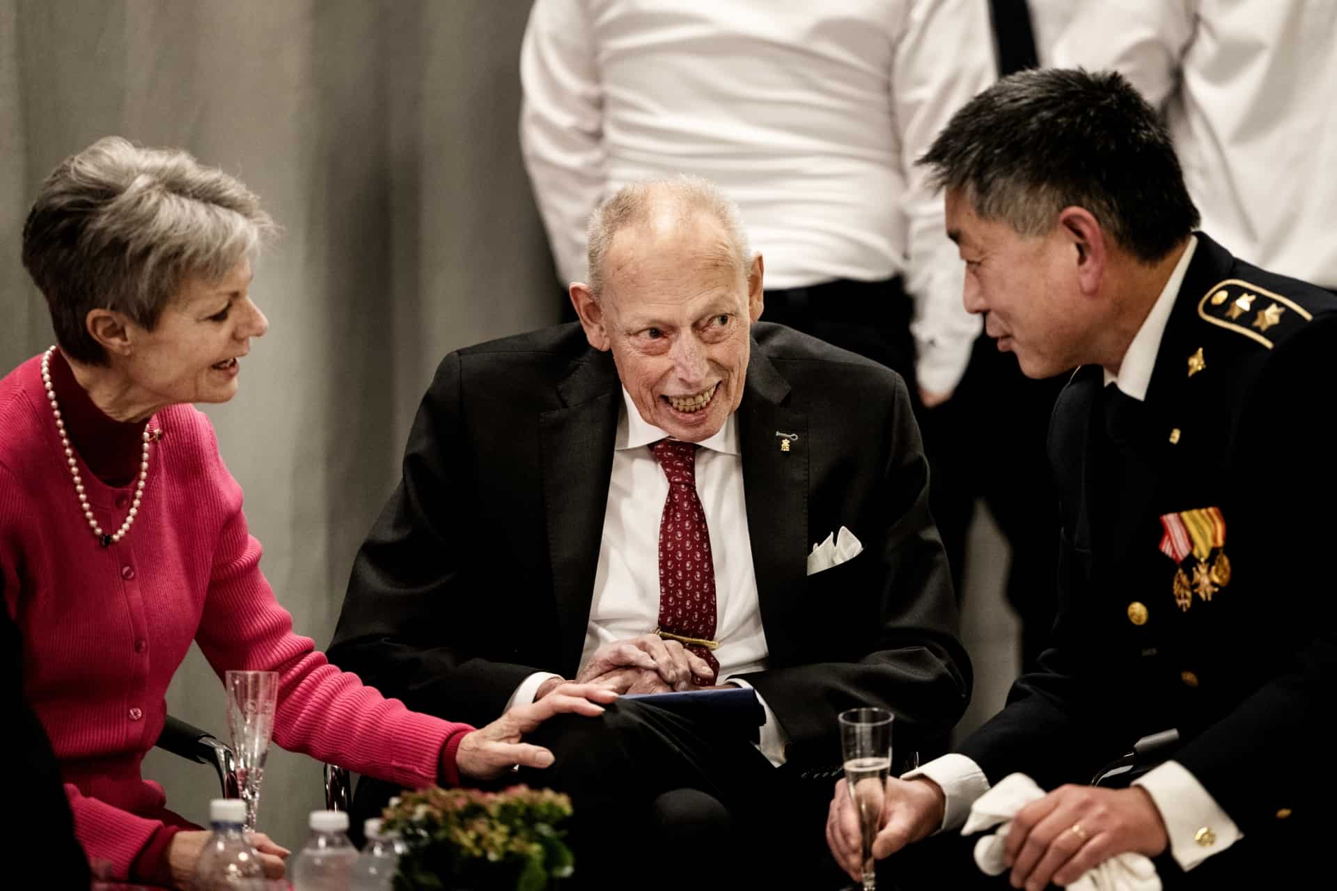 Grev Ingolf slog det første søm i Vejle Brandstations nye fane, og det ...