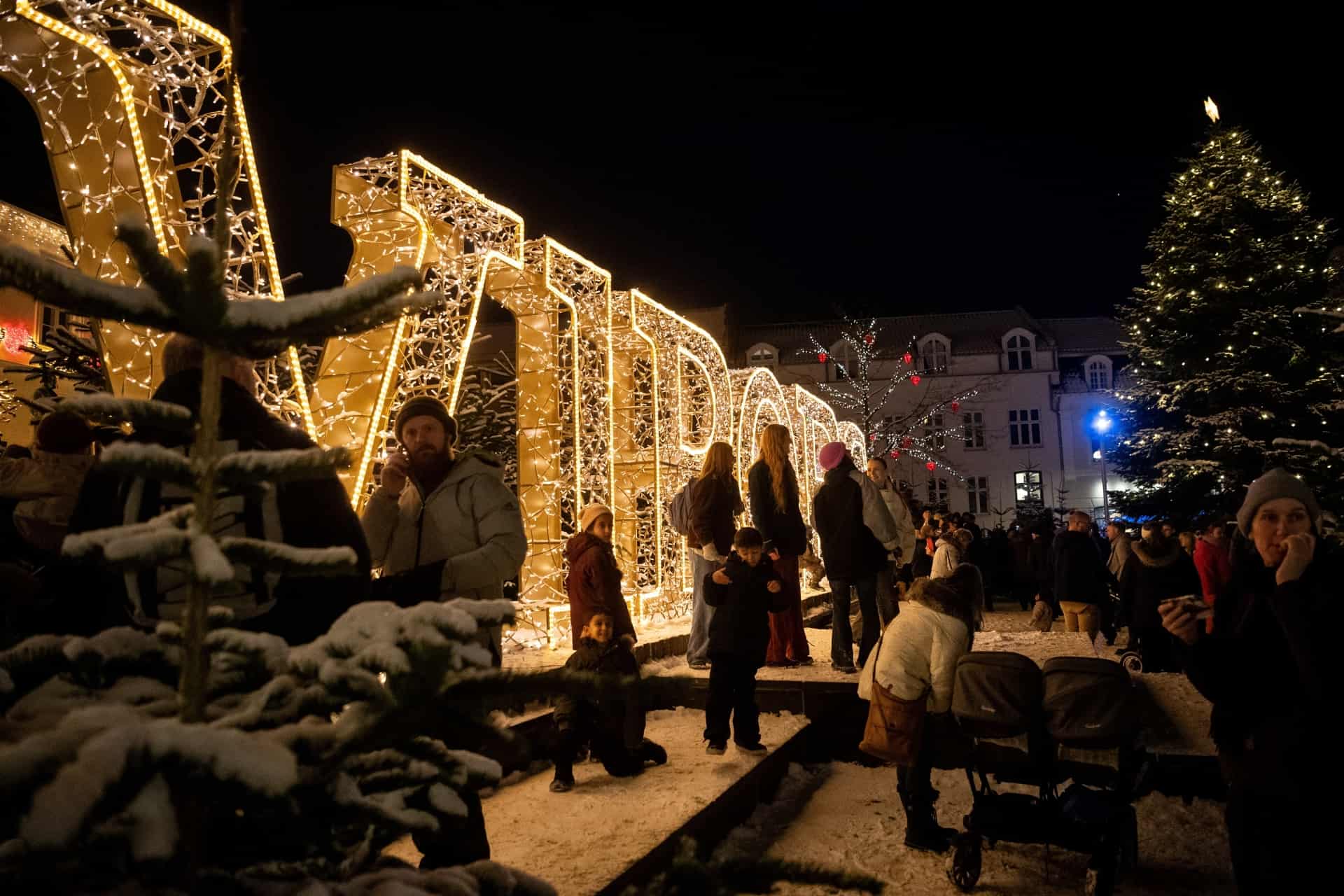 Se masser af billeder: Julelysene blev tændt i gågaden på en smuk 1 ...