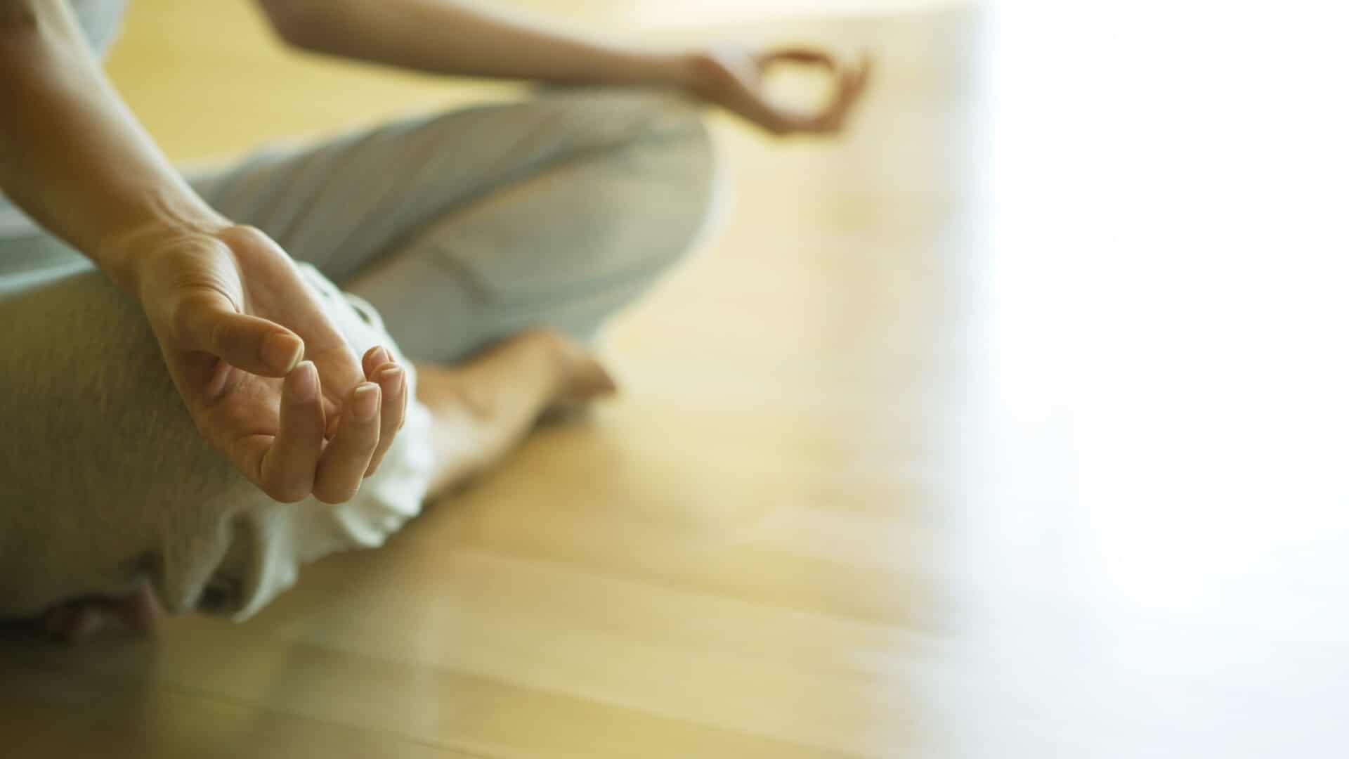 Gratis yoga: Anja Limkilde fra Strandby ved Tranekær underviser i yoga-stillinger, åndedræts ...