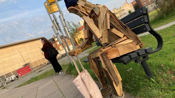 Særlig træmand vækker opsigt i midtbyen: Men hvor i alverden kommer han fra? | stiften.dk