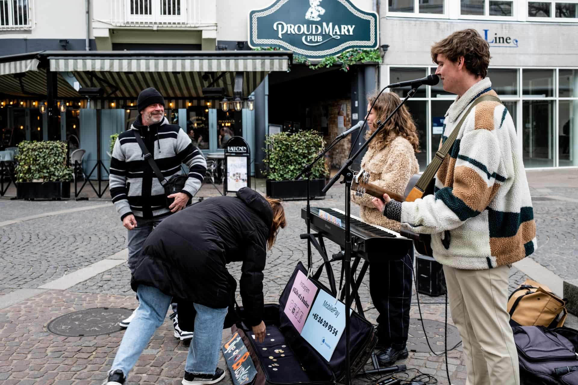 Sarah og Patrick har optrådt på gaden i 16 lande: - Vores rekord blev ...