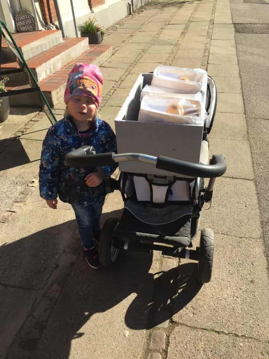 Tre-årige Sofie delte boller og kager rundt til byens ældre | dagbladet ...