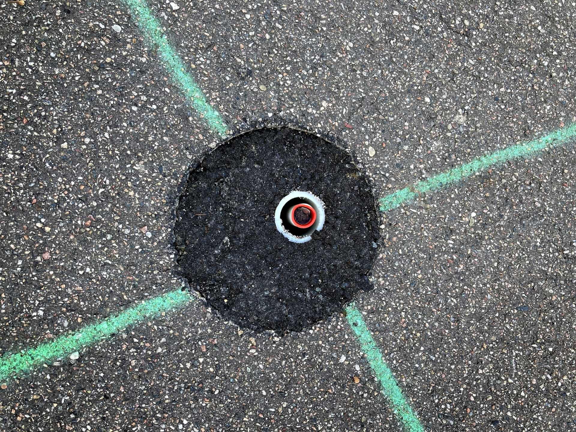 Mystiske huller i asfalten: Borer nogen efter olie i villakvarter? | jv.dk