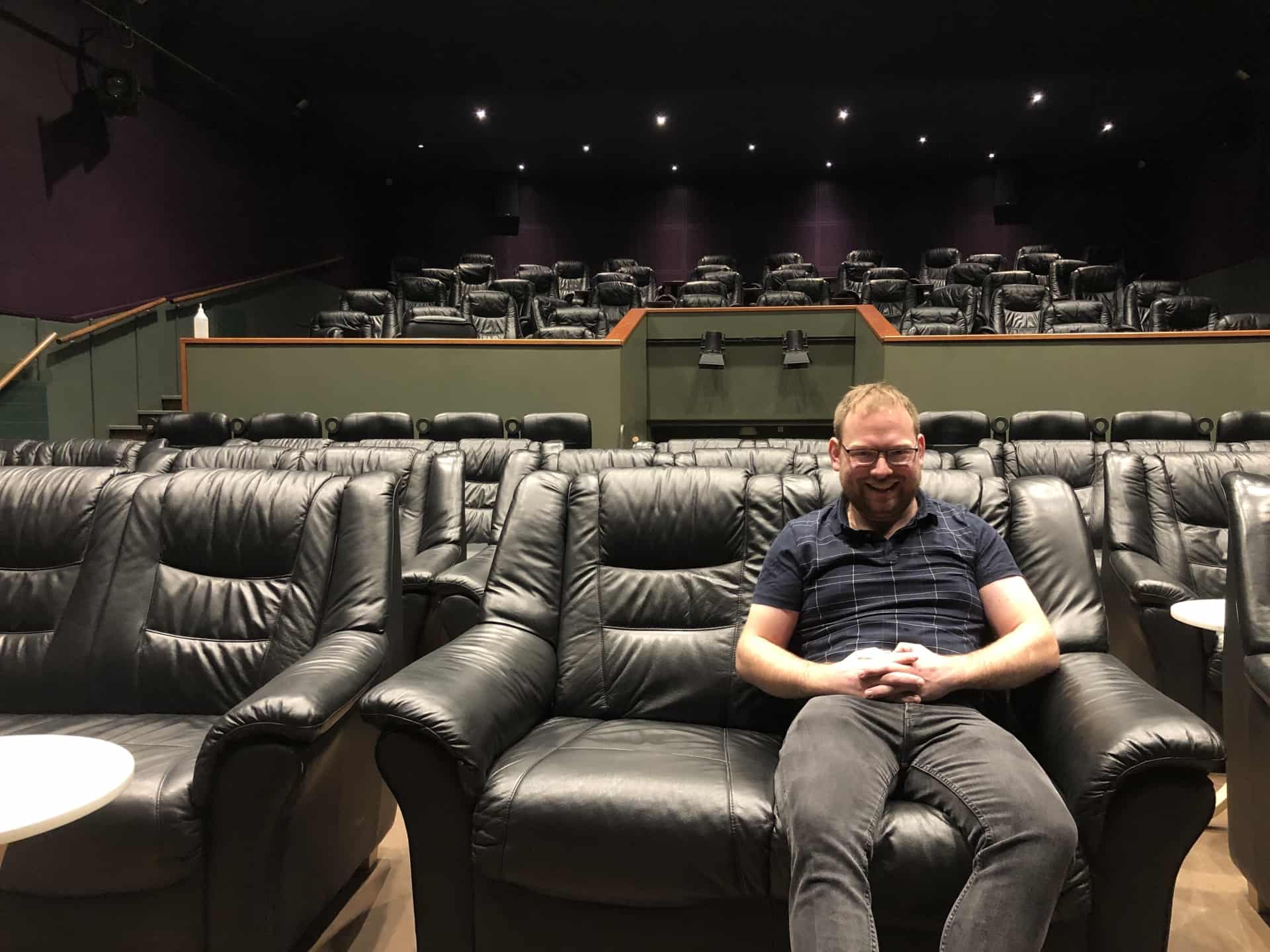 Thomas gør det igen: Stort set fuldt hus i biografen juleaften ...