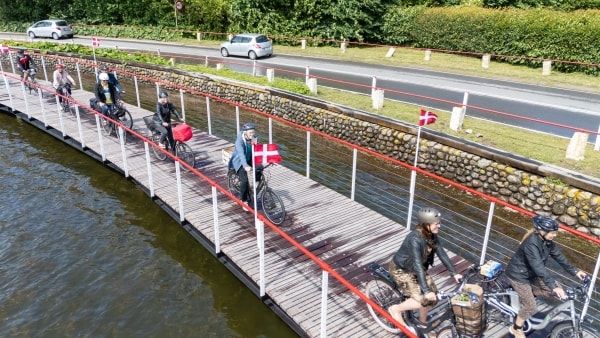 - Hvorfor er der ikke lys på den nye cykelbro? Det bliver jo bælgmørkt ...
