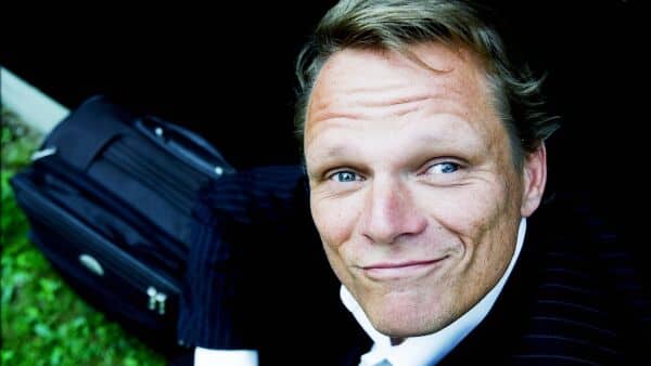 Fem børn og en bjørn Han er rejsende i musikglæde overalt. Men det er ...