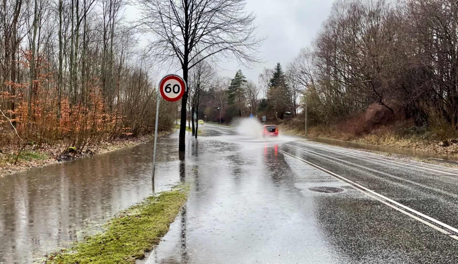 Vær opmærksom: Masser af vand på kørebanen - se video fra sø-kørsel | jv.dk