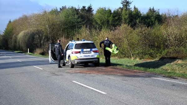 Ramte lastbil under overhaling: En person kørt på sygehuset | ugeavisen.dk
