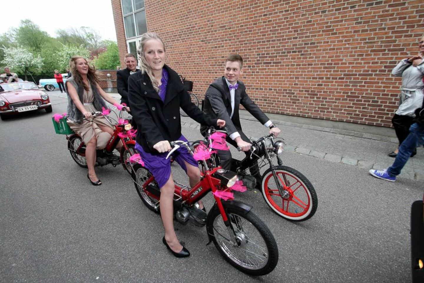 SE VIDEO - Galla på Tønder Gymnasium - På Puch Maxi op til den røde ...