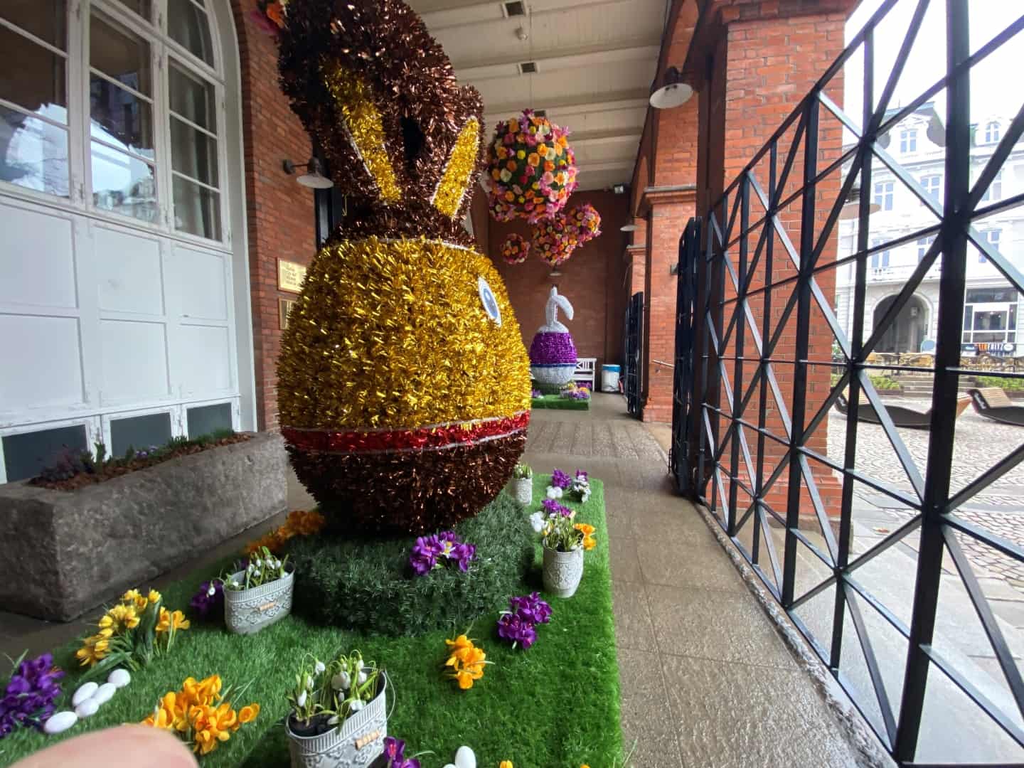 Store påskeæg med stritører lyser op på byens torv | fyens.dk