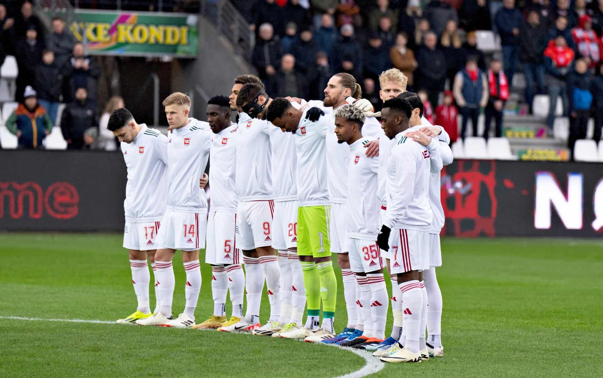 Ulrik le Fevre blev mindet: Aldrig har 8000 fodboldtilskuere været så ...