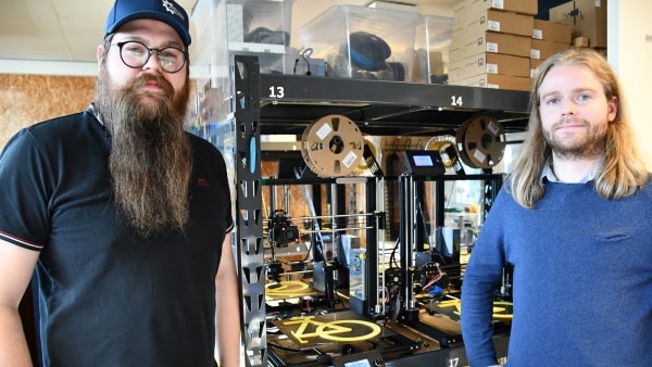 Gul feber: Drengene printer cykler i døgndrift. 200 cykler skal stå ...