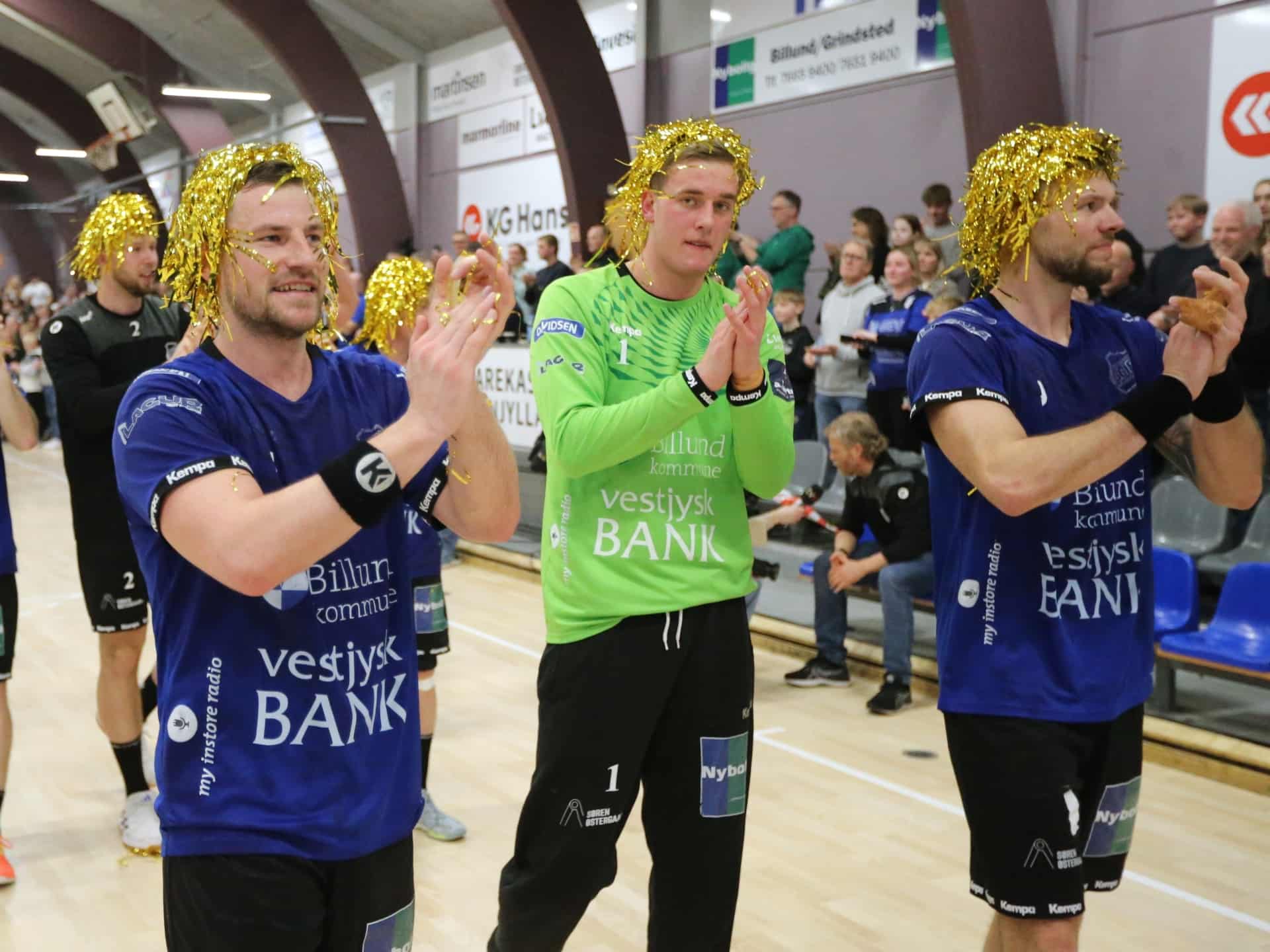 Se billederne: Konfetti, guldparykker og vild jubel i Grindsted efter ...