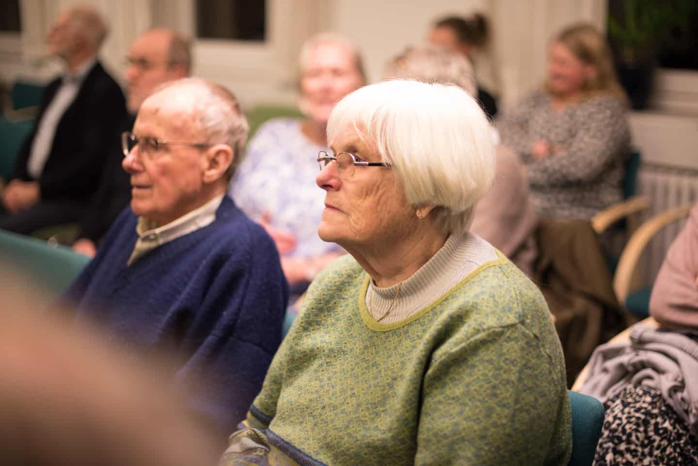 Delfin-arrangement i forbifarten: En oplevelse fra jollen og nysgerrige ...