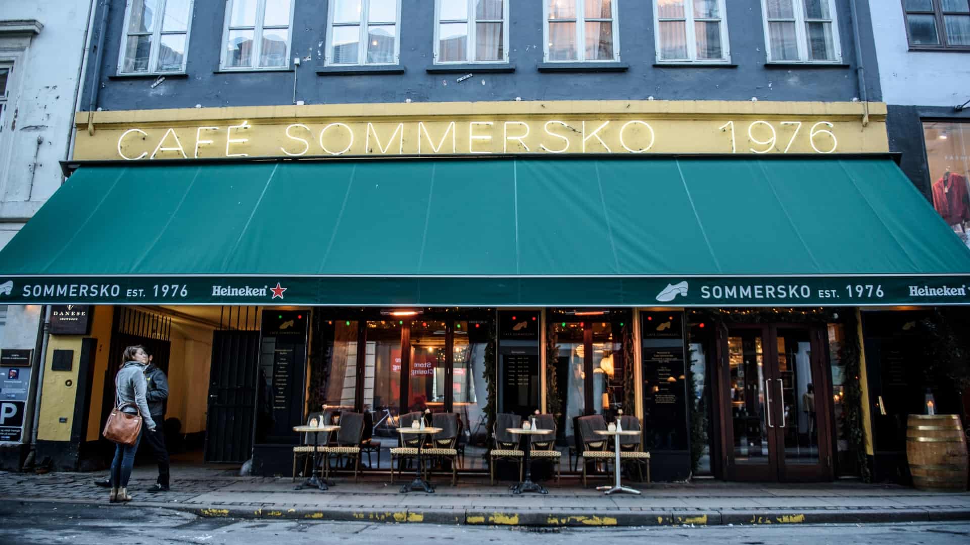 Café ændrede københavnerkulturen for altid: Nu genåbner Nils sin fars ...