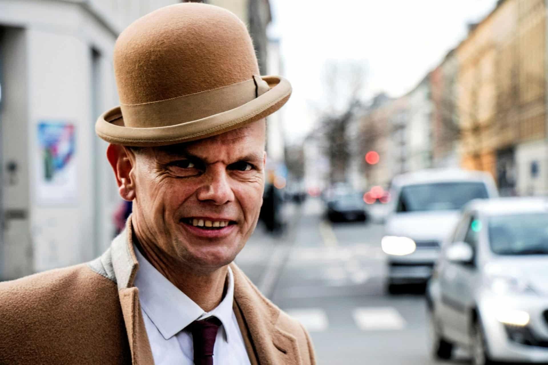 Før gemte Tomas sig - nu er han et spadserende kunstværk | ugeavisen.dk