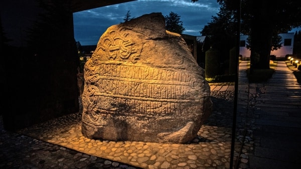 St. Patrick’s Day: Jellingstenen bliver farvet grøn på den irske ...