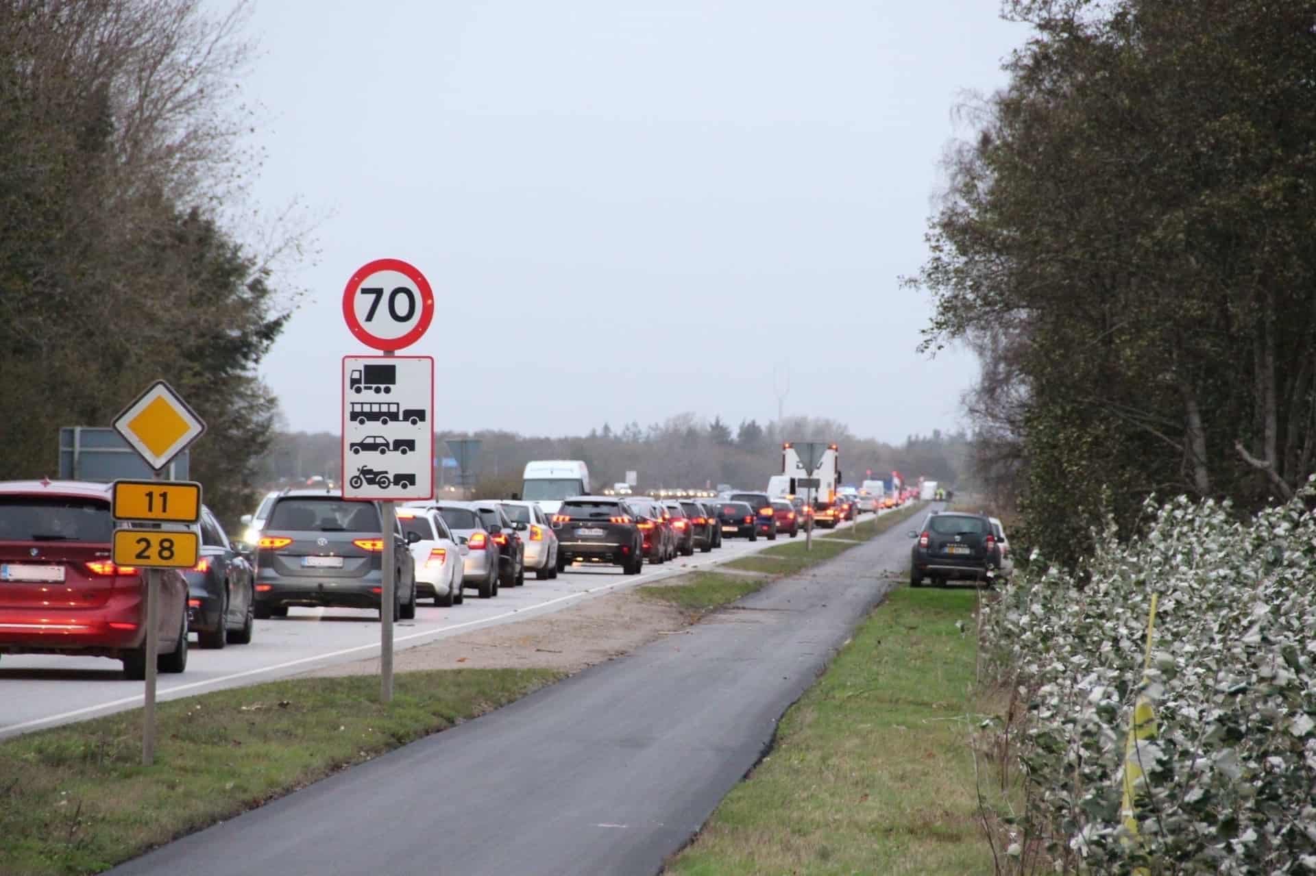 Overrasket af kraftigt vindstød: Trailer blev rykket rundt midt på ...