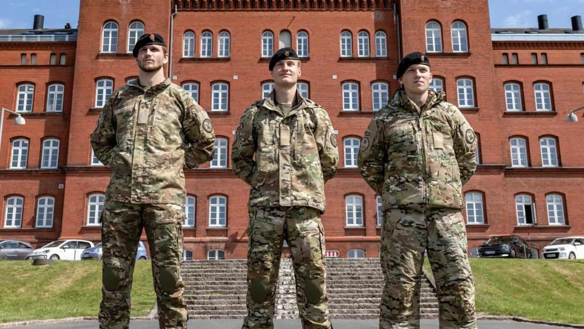 Soldater har modtaget nye uniformer med lynlås fremfor knapper ...