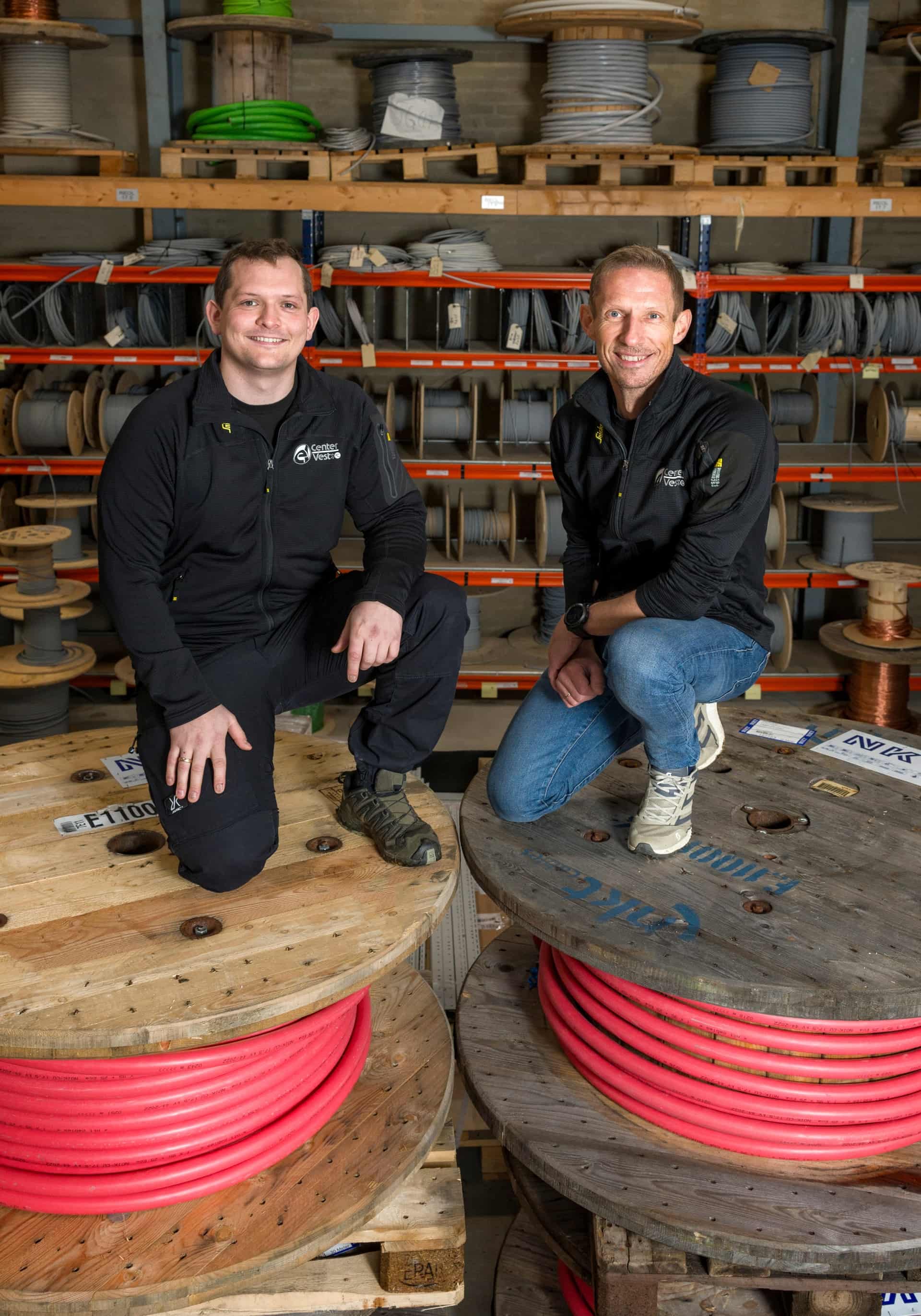 El-installatører følger strømmen og arbejder som var de hundredvis af ...