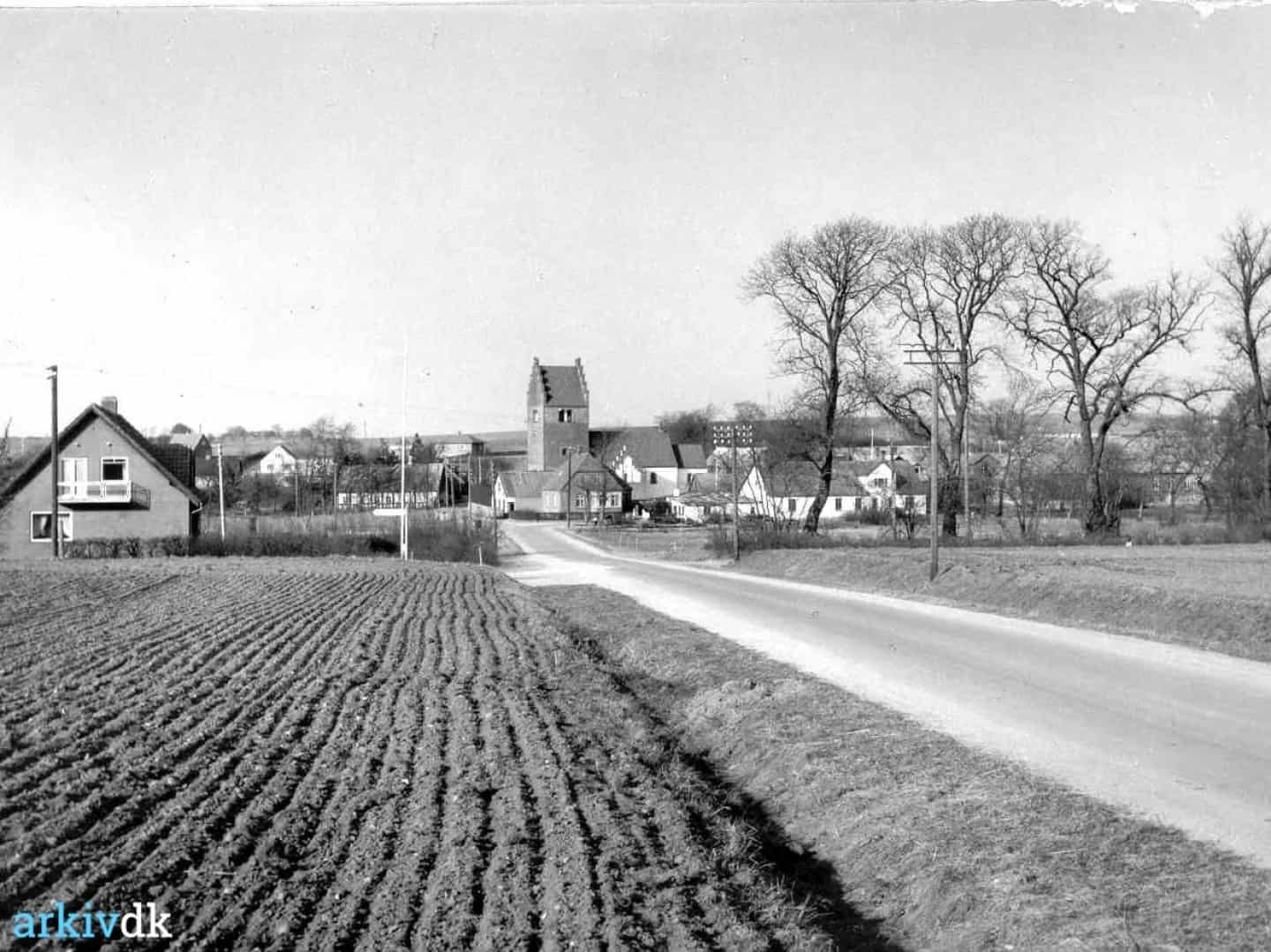 Kan du genkende stedet? Vi fandt seks gamle billeder af Hinnerup og ...