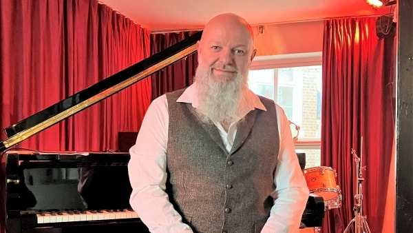 Som barn ville han hellere spille fodbold: Nu vender en af Danmarks allerstørste jazzpianister ...