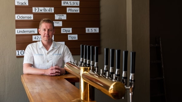 Jonathan sagde sit gode bankjob op for at forfølge en drøm: Nu åbner ...