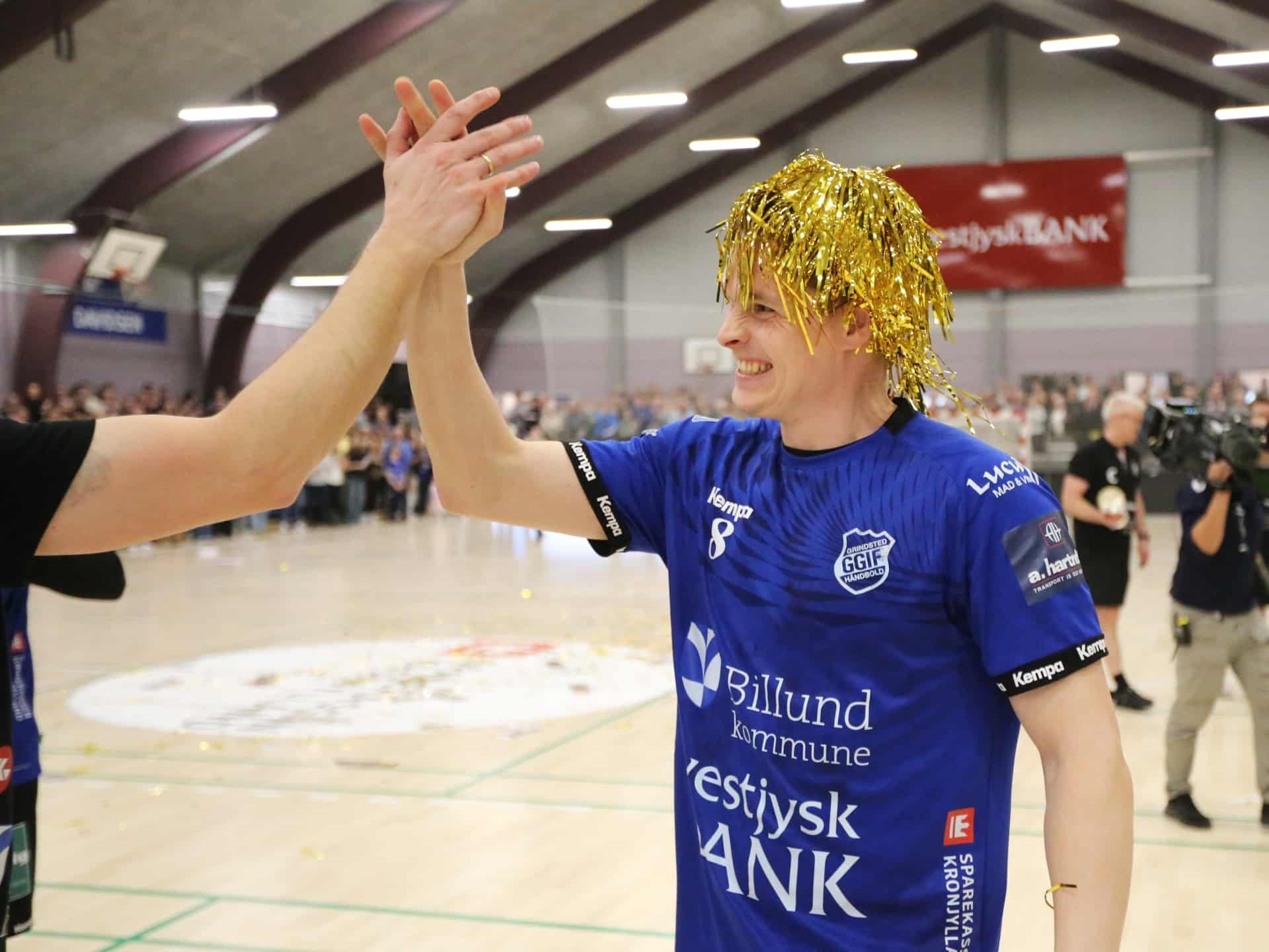 Se billederne: Konfetti, guldparykker og vild jubel i Grindsted efter ...