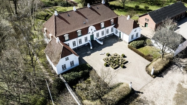 Nu er prisen afsløret: Grev Ingolf har solgt sit gamle gods for stort ...