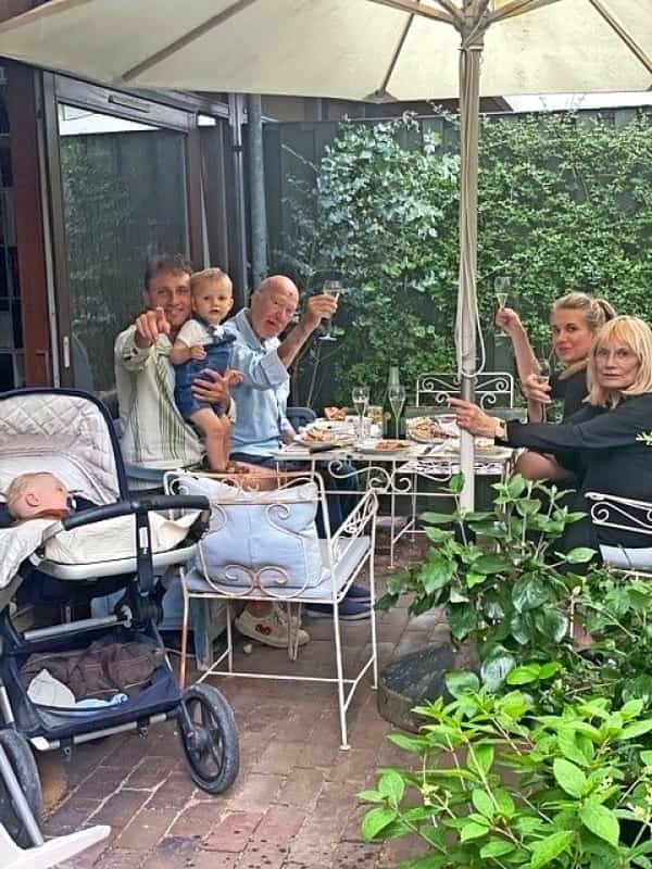 Ingolf Gabold på terrassen: Luften er frisk fra havet, og lyden kommer ...