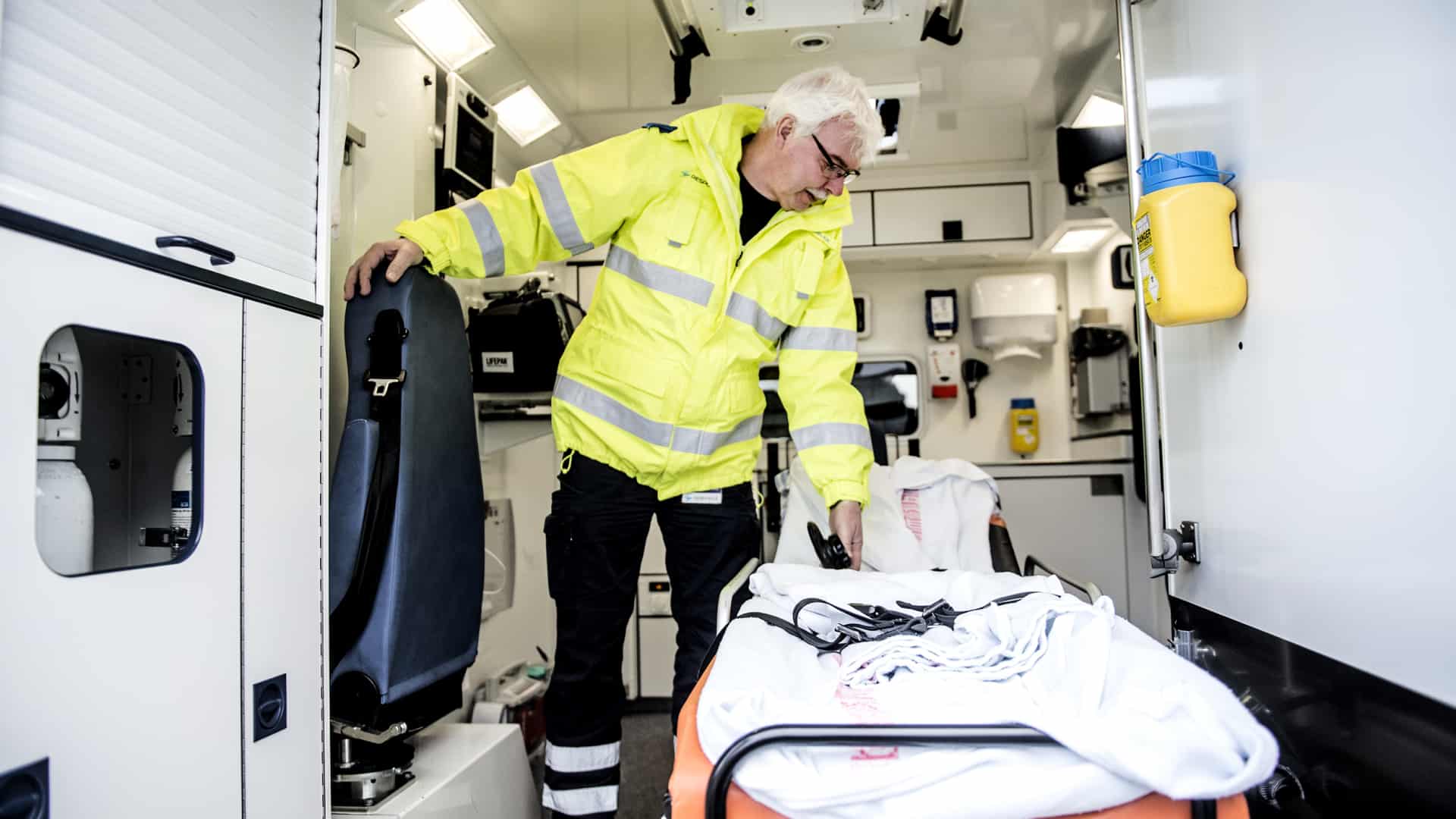 40 år i ambulance: Det er godt at være lidt hård i filten | ugeavisen.dk