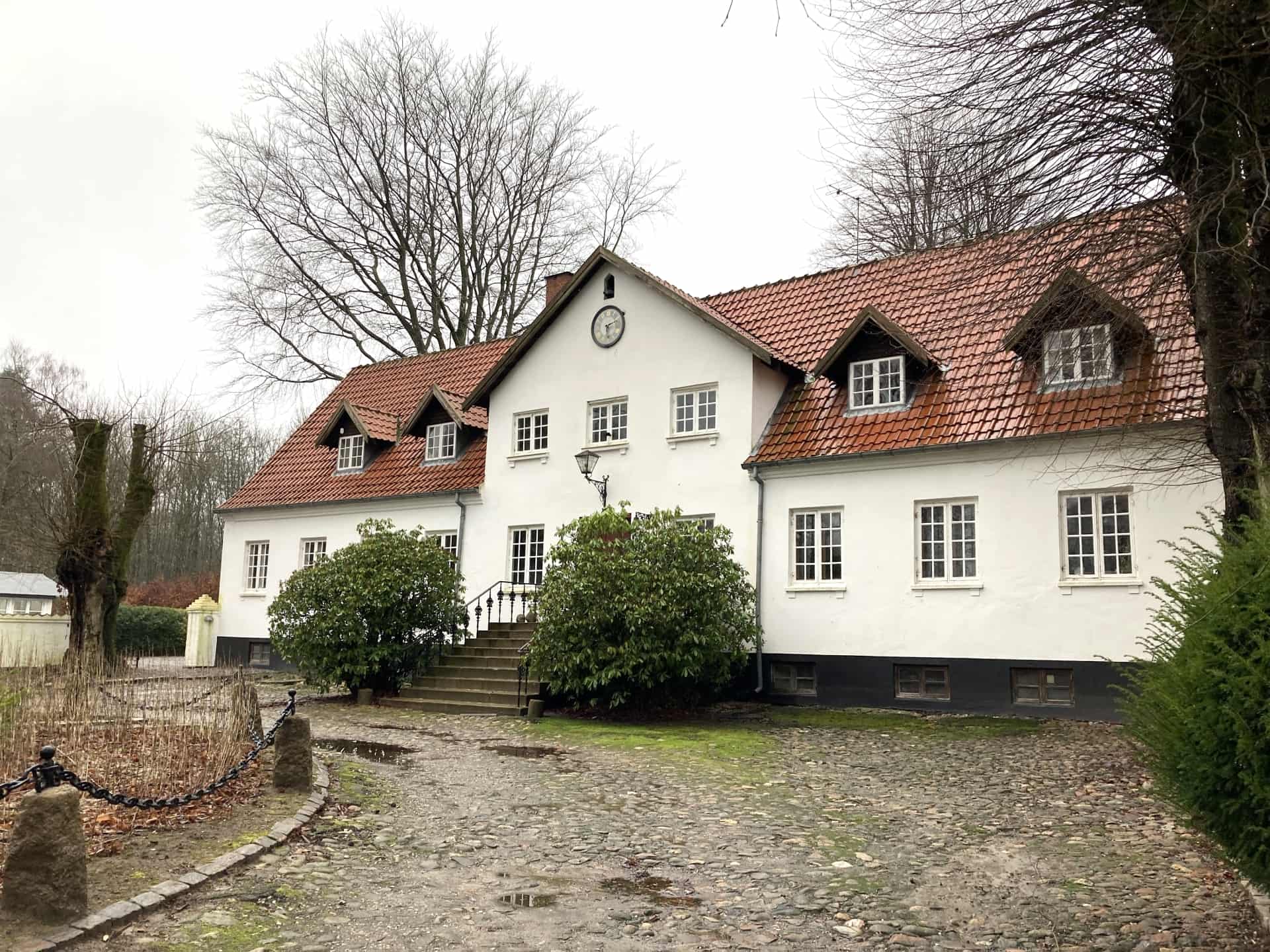 Højt til loftet og idylliske omgivelser: Freddy arrangerer blueskoncert ...