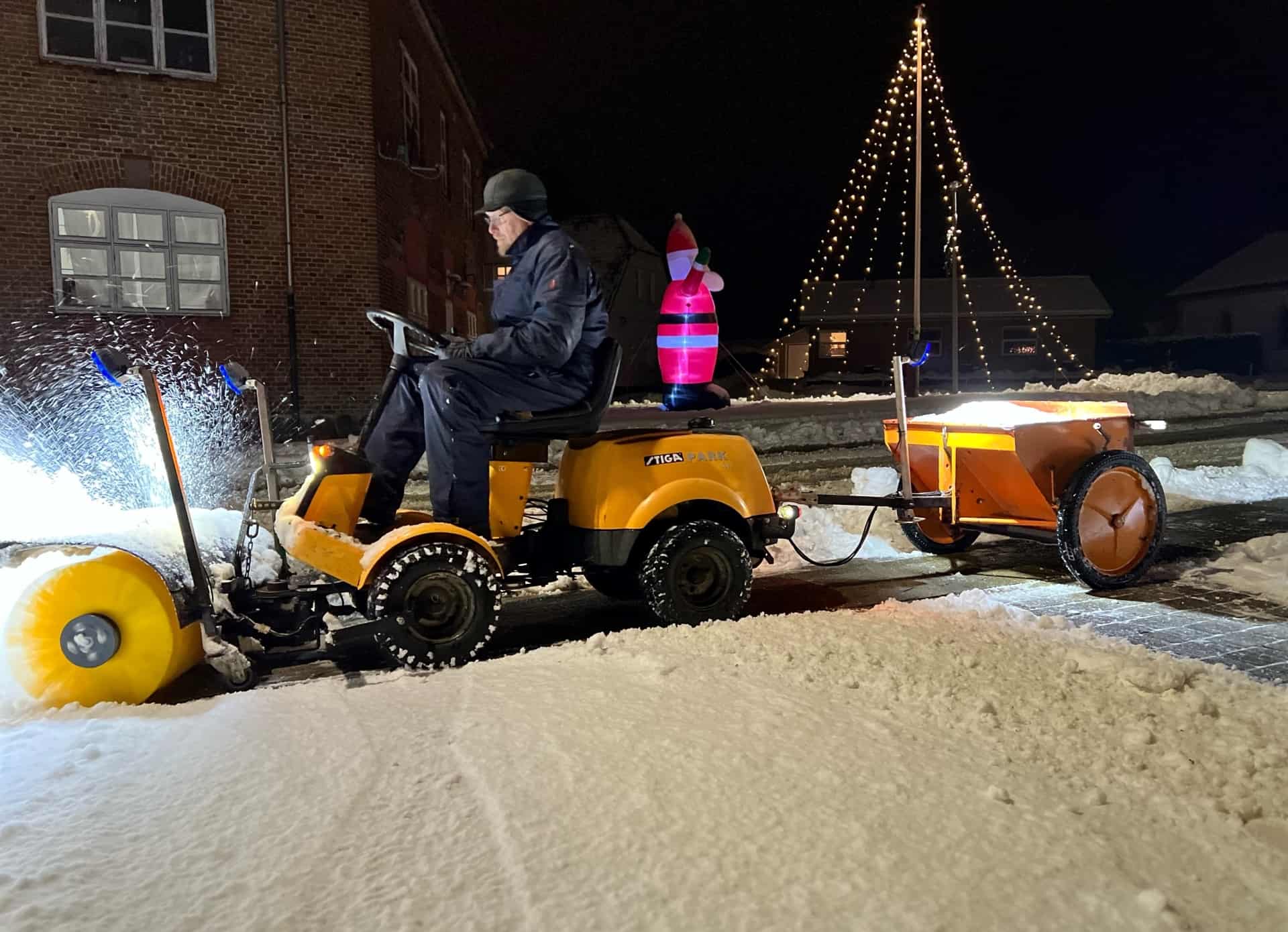 Torben rydder fortovene for sne i hel landsby: - Det startede lidt for ...